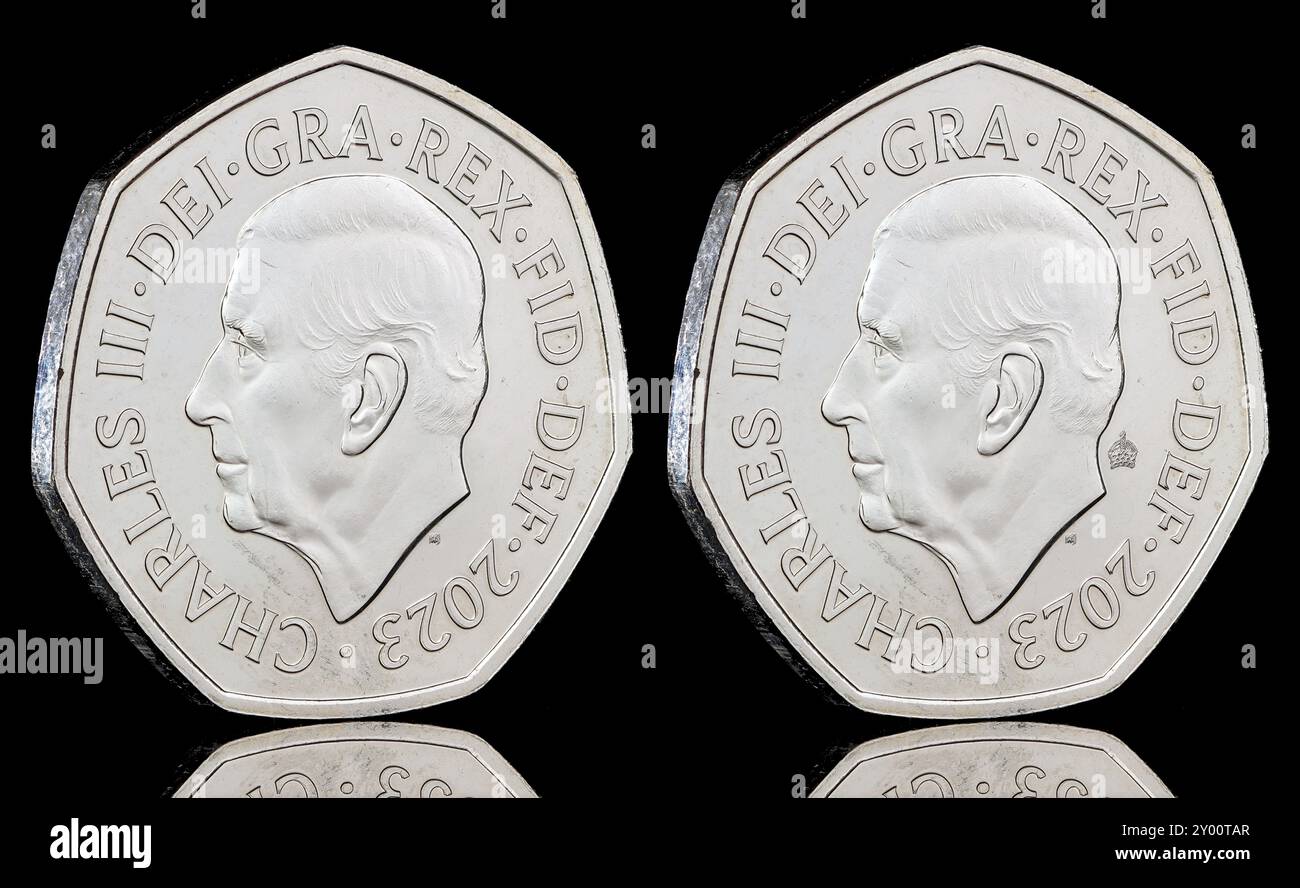Der Unterschied zwischen einer 2023 King Charles III 50p Münze mit und ohne Sonderzeichen. Die ...