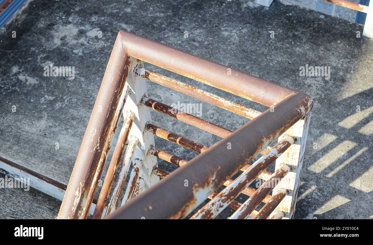 Rost von Metallen an Eisengeländern oder Handläufen. Korrosion von ...