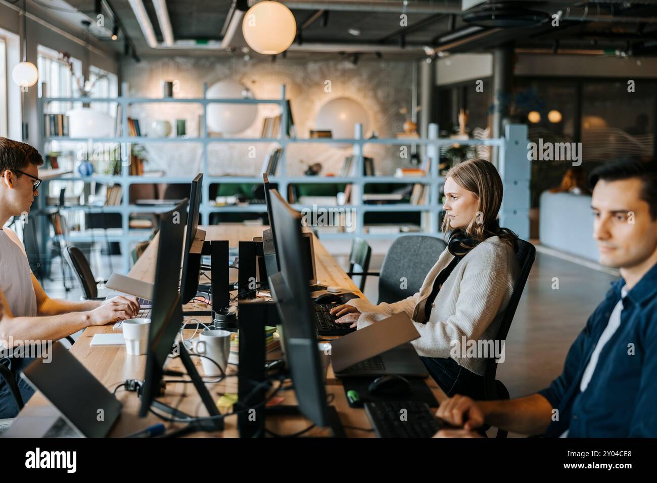Female programmer concentrate -Fotos und -Bildmaterial in hoher ...