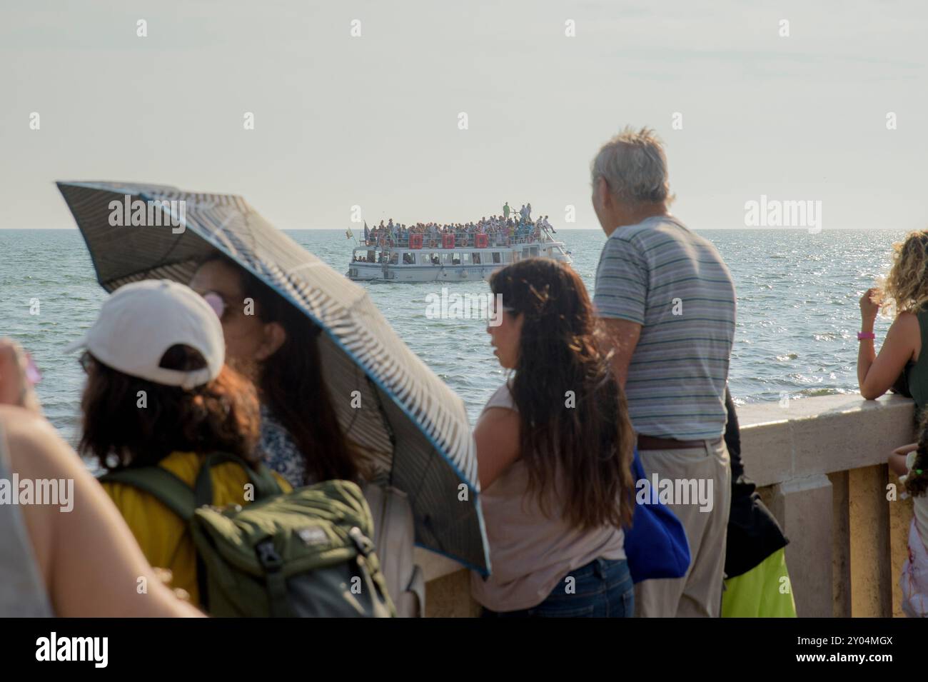 Rom, Italien. 31. August 2024. Zuschauer beobachten, wie das Boot mit ...