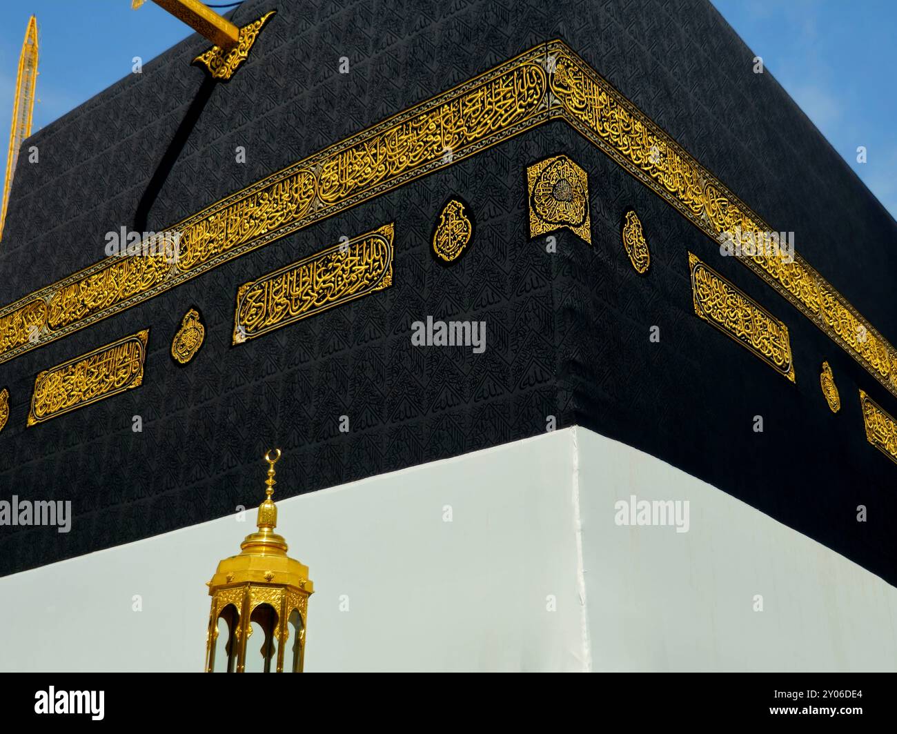 Kabaa in Ihram Kleidung, die Kaaba ein Steingebäude im Zentrum der ...