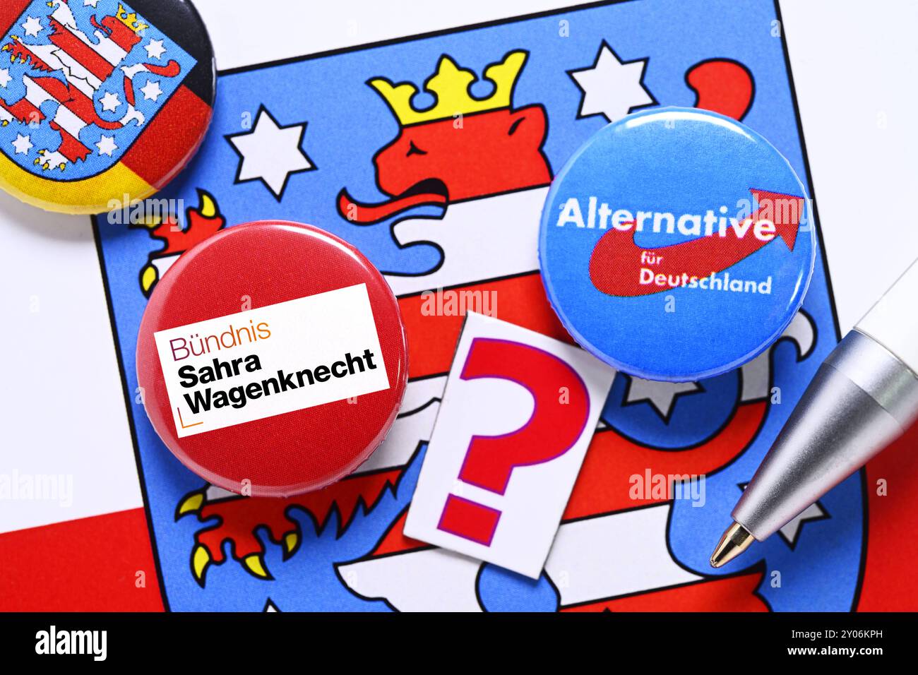 Parteianstecker von AfD und BSW mit Fragezeichen auf dem Wappen von ...