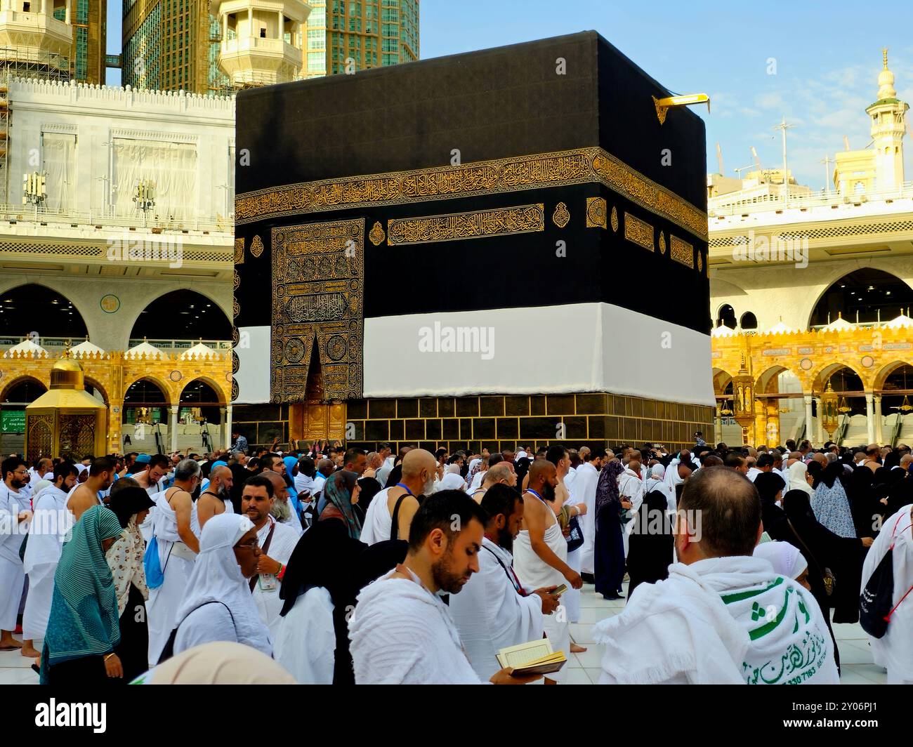 Mekka, Saudi-Arabien, 12. Juni 2024: Tawaf oder Circumambulation um Ka ...
