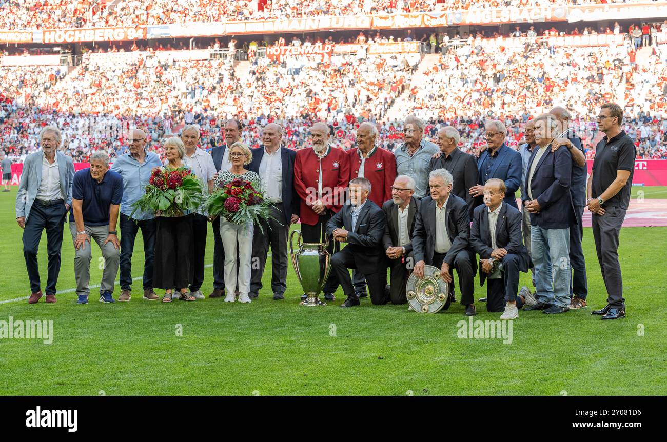 Ehrung der Fussballweltmeister von 1974 vor der Partie. U.a. Paul ...