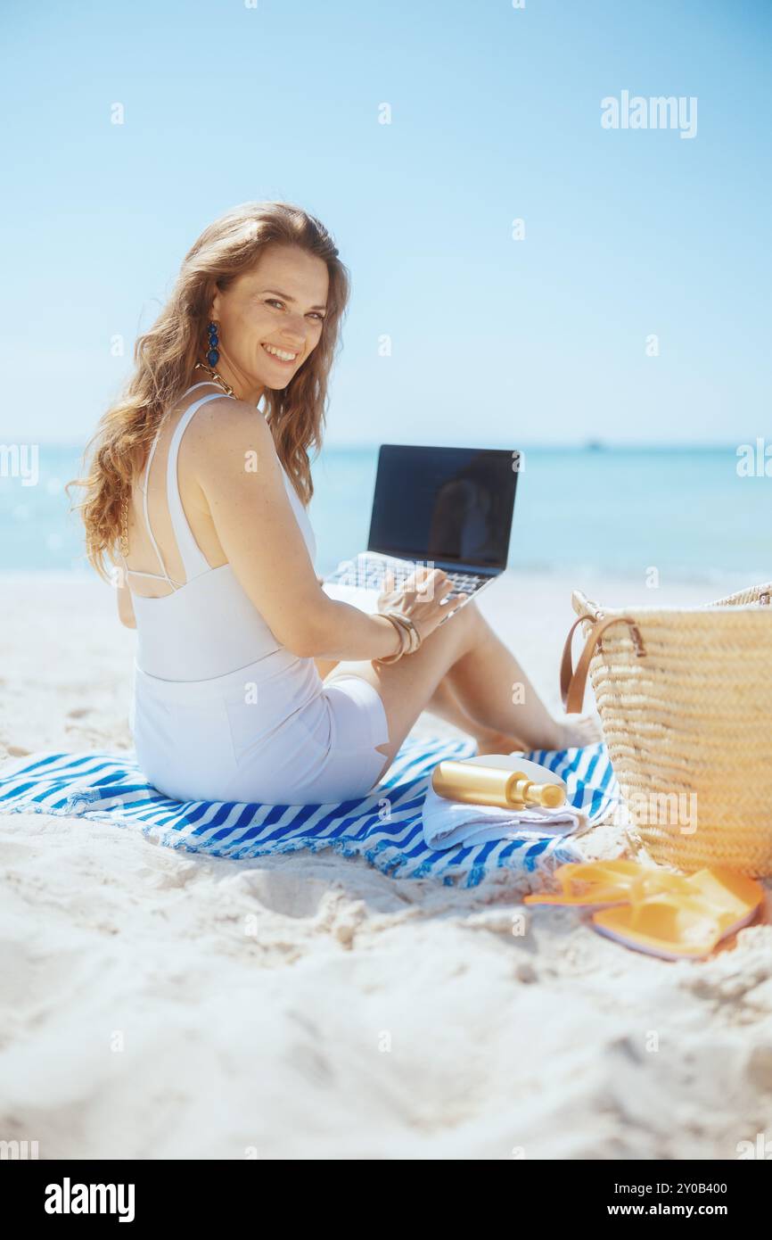 Alte frauen am strand bikini -Fotos und -Bildmaterial in hoher Auflösung – Alamy
