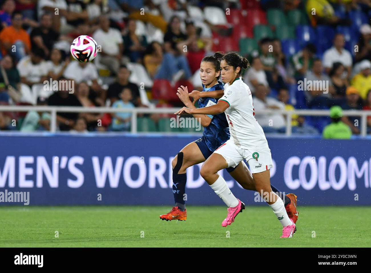 Cali, Kolumbien. September 2024. Naomi de Leon aus Paraguay kämpft um den Possession Ball mit ...