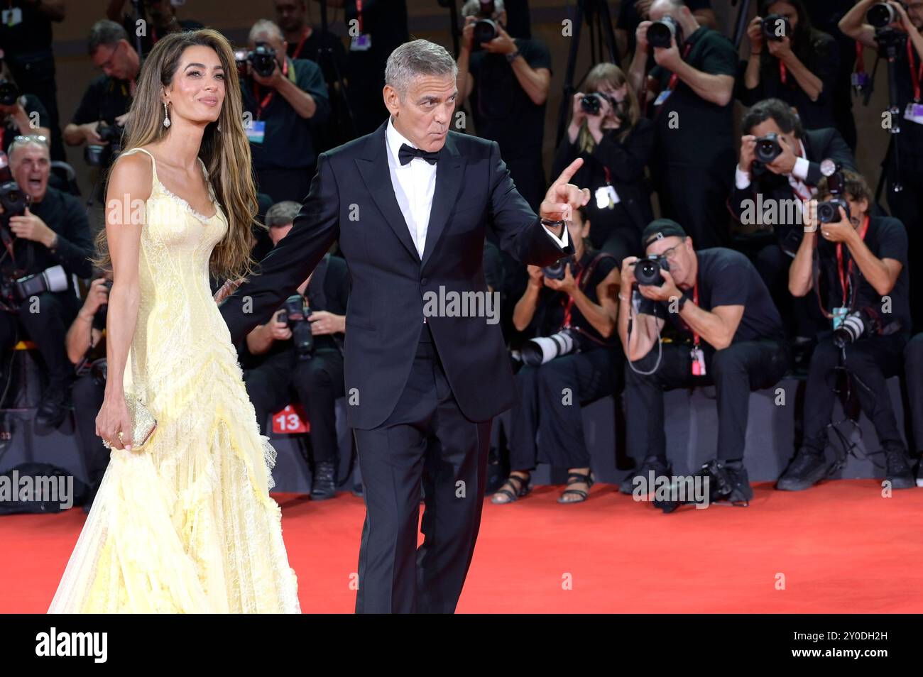 George Clooney mit Ehefrau Amal Alamuddin Clooney bei der Premiere des Kinofilms 'Wolfs' auf der ...