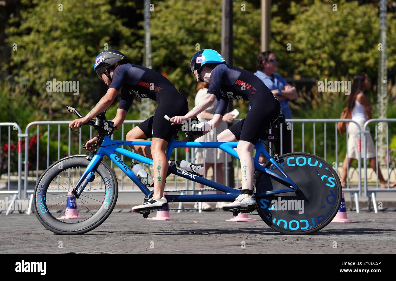 Die britische Alison Peasgood und die Reiseleiterin Brooke Gillies ...