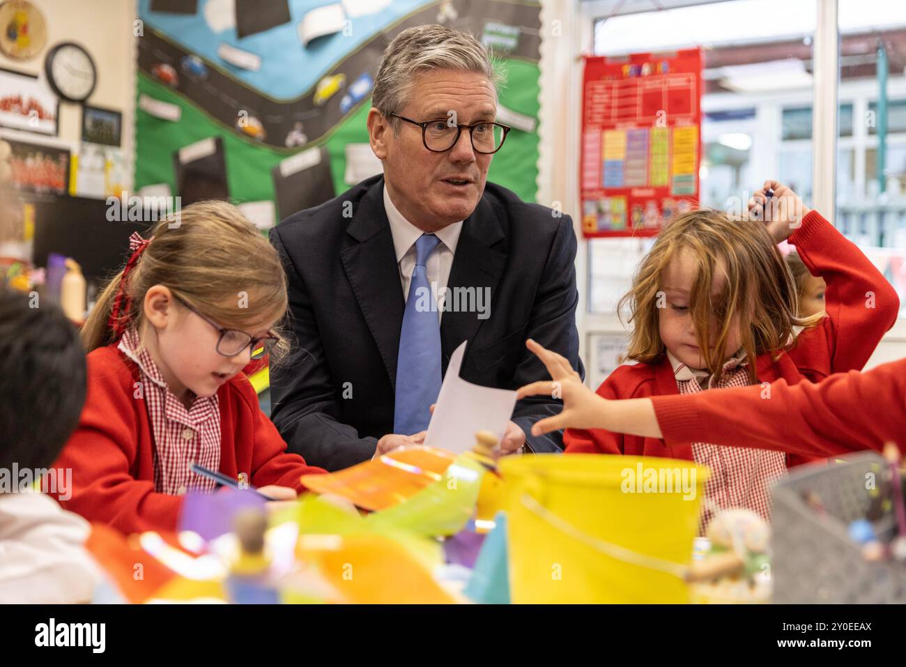 Premierminister Sir Keir Starmer bei einem Besuch der Perry Hall ...
