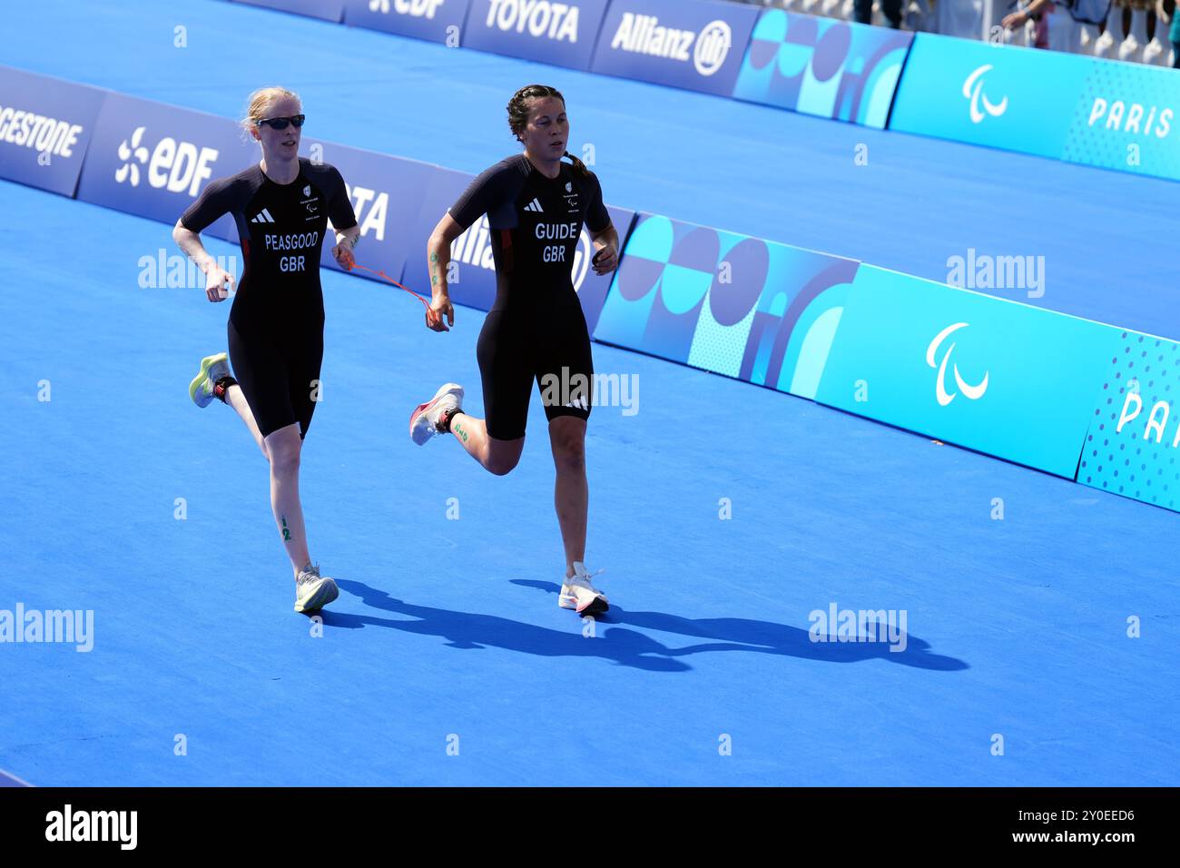 Die britische Alison Peasgood und die Reiseleiterin Brooke Gillies ...