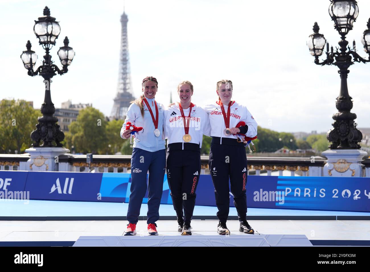 Die britische Megan Richter mit ihrer Goldmedaille, die spanische Marta ...