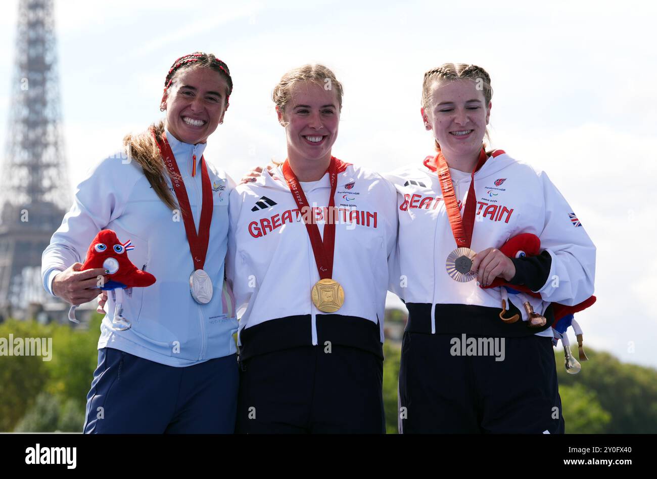 Die britische Megan Richter mit ihrer Goldmedaille, die spanische Marta ...