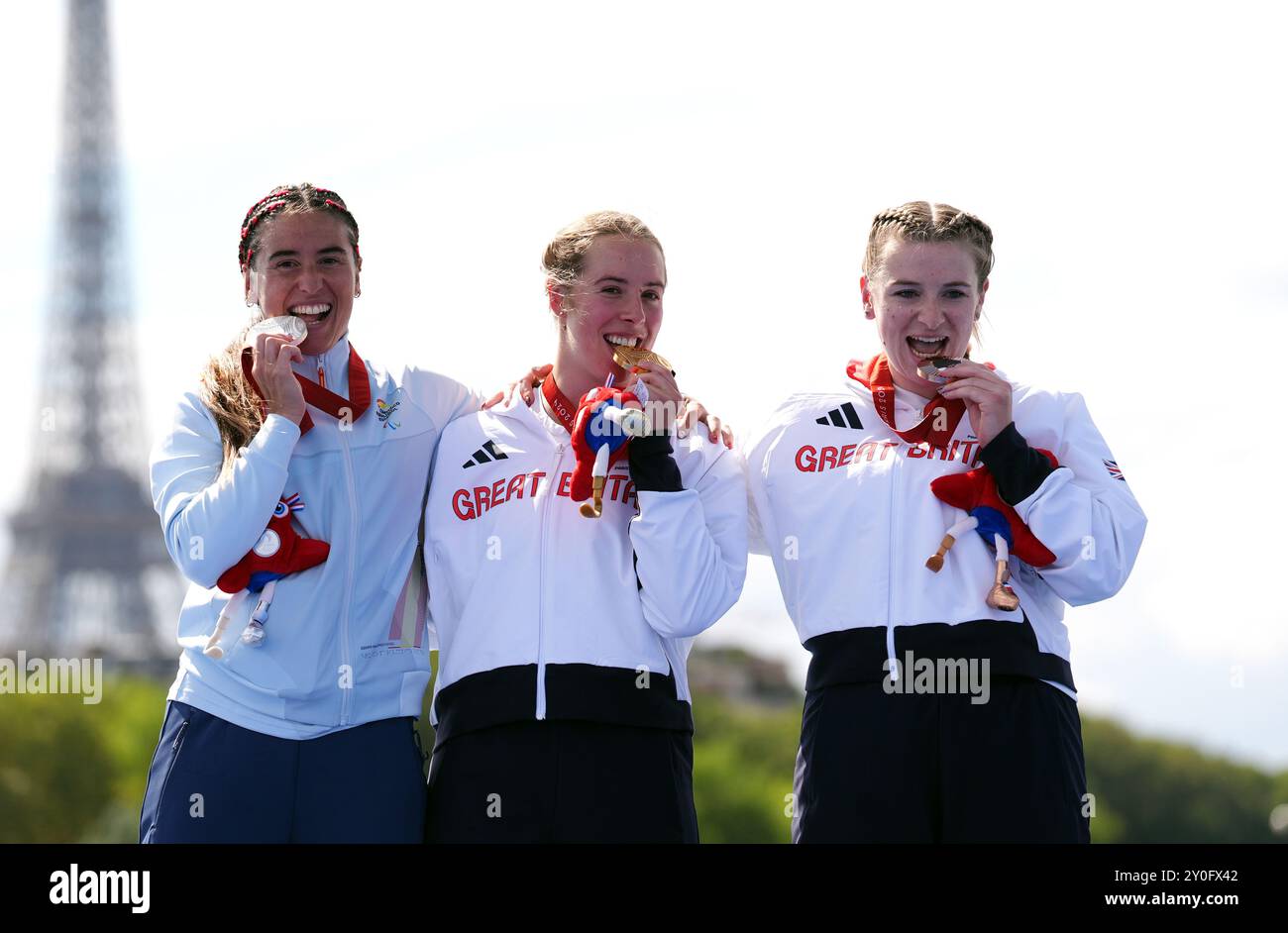 Die britische Megan Richter mit ihrer Goldmedaille, die spanische Marta ...