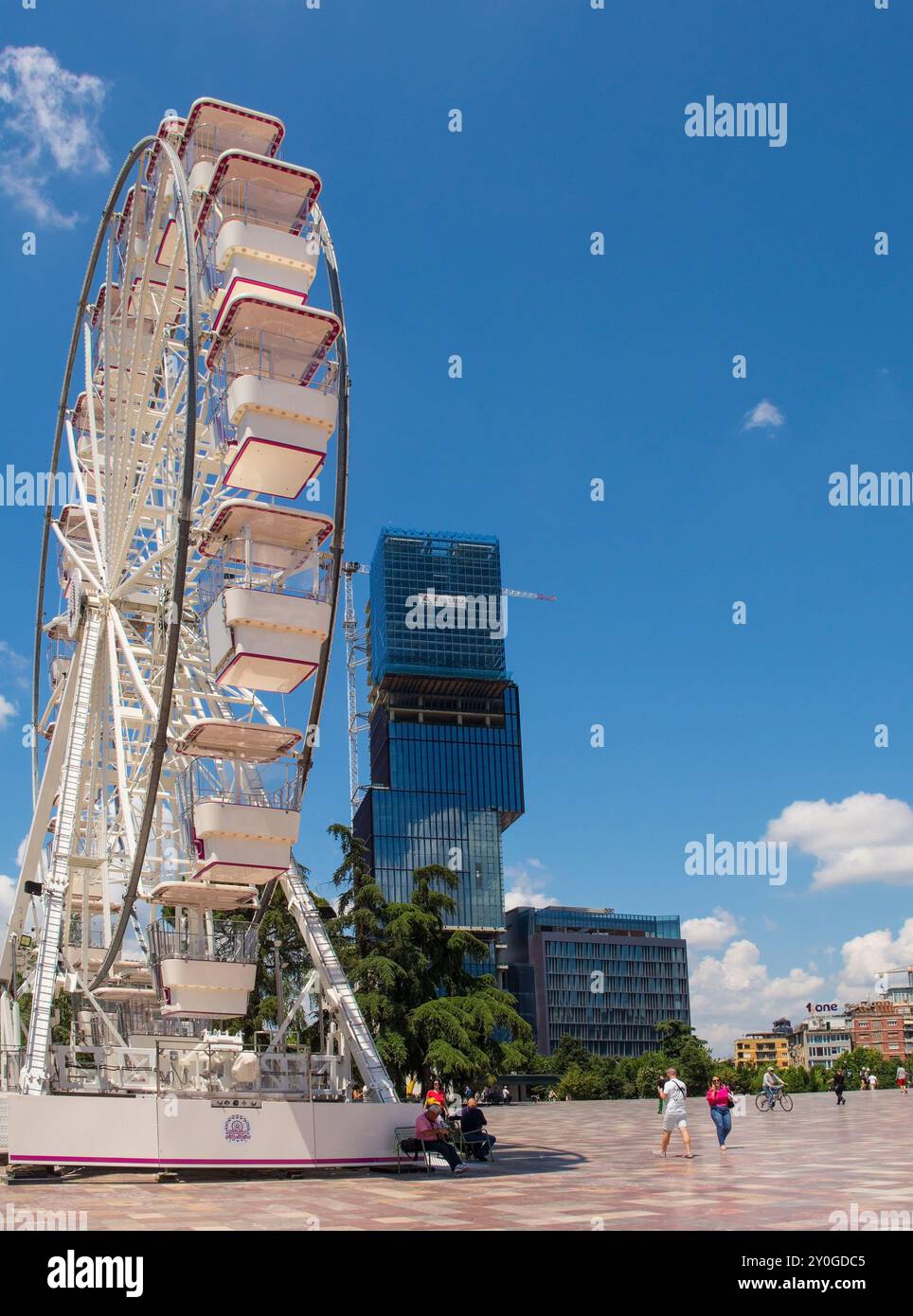 Tirana, Albanien - Mai 30 2024. Das Tirana Eye Ferris Wheel auf dem ...