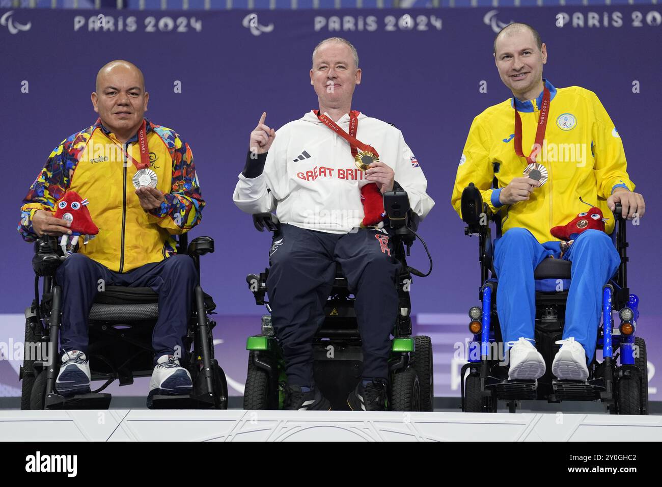 Stephen McGuire (Mitte) mit seiner Goldmedaille und Kolumbiens Edilson ...