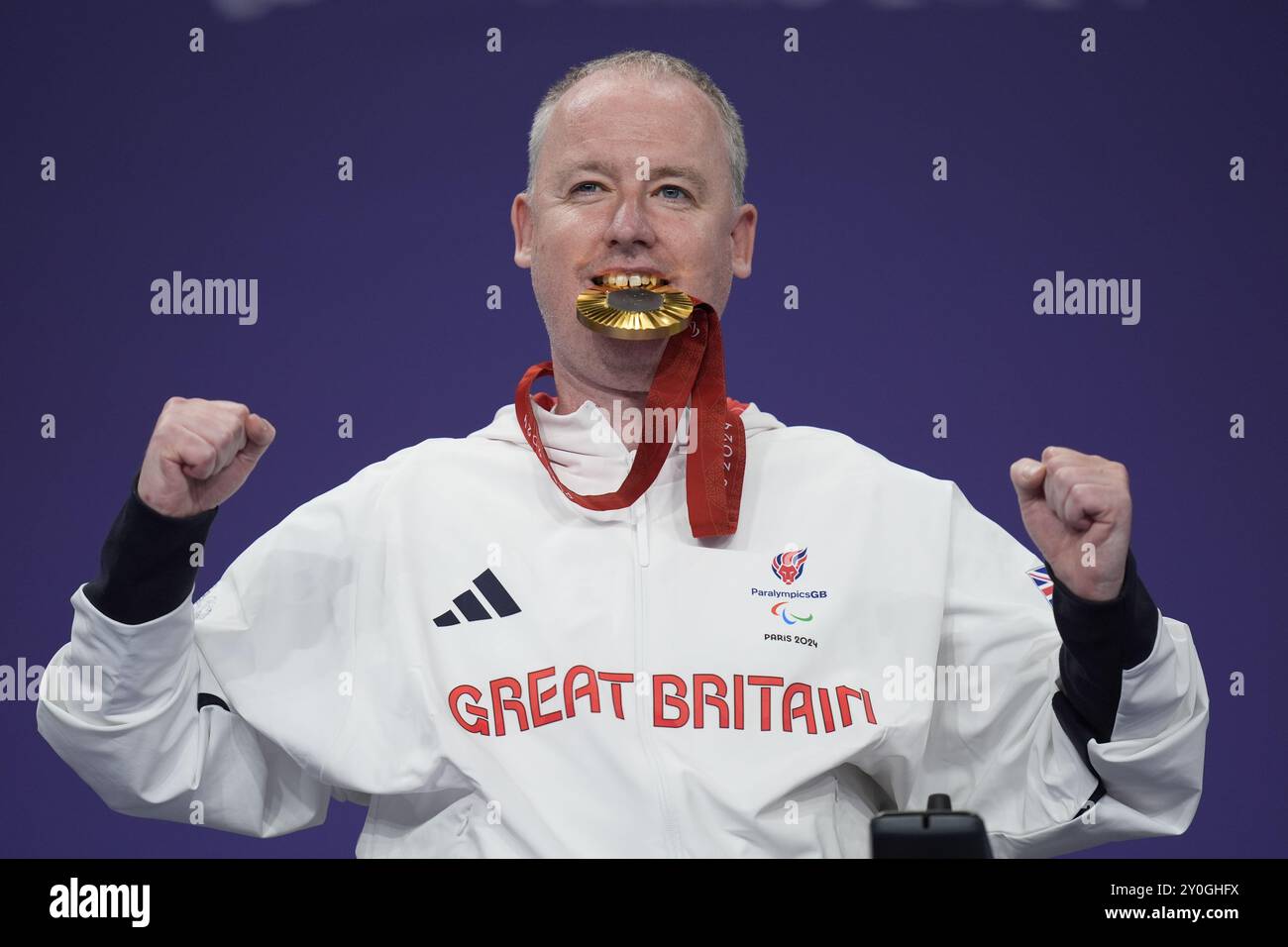 Stephen McGuire feiert mit seiner Goldmedaille nach dem BC4 Gold Medal ...