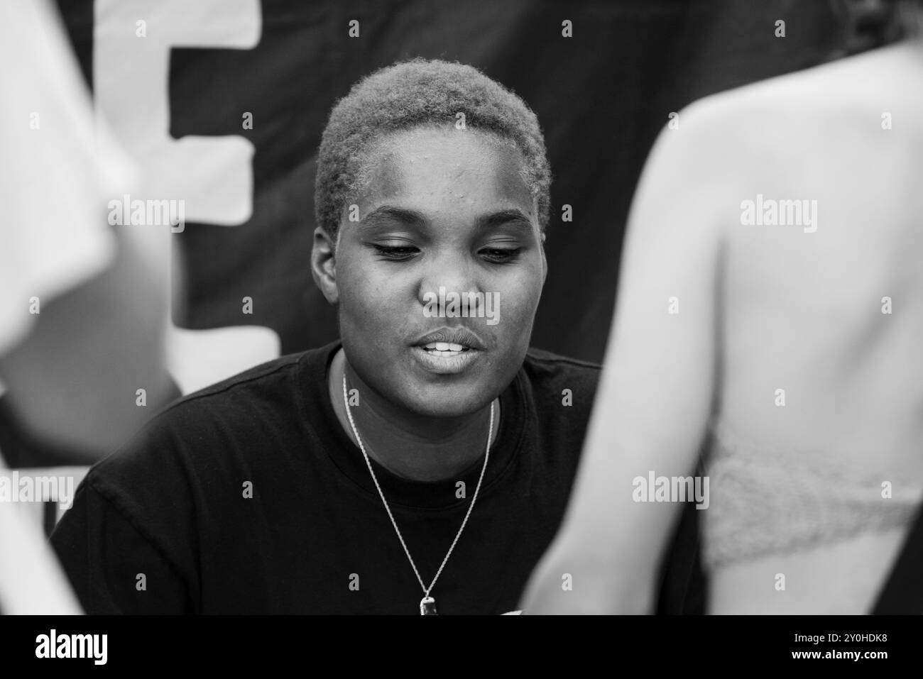 ARLO PARKS, MEETING FANS, 2024: Popsängerin Arlo Parks trifft Fans im ...