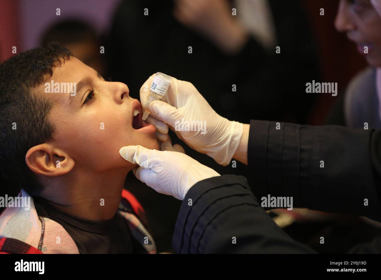 Al Maghazi Flüchtlingslager. September 2024. Ein Junge erhält am 2 ...