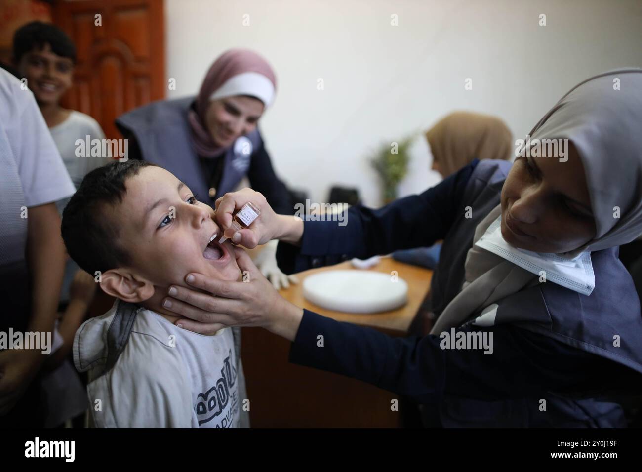 Al Maghazi Flüchtlingslager. September 2024. Ein Junge erhält am 2 ...