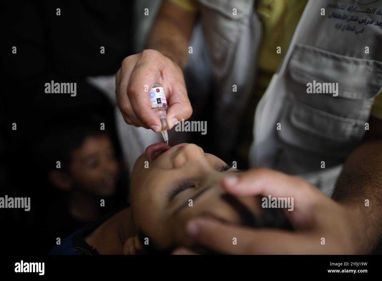 Al Maghazi Flüchtlingslager. September 2024. Ein Kind erhält am 2 ...