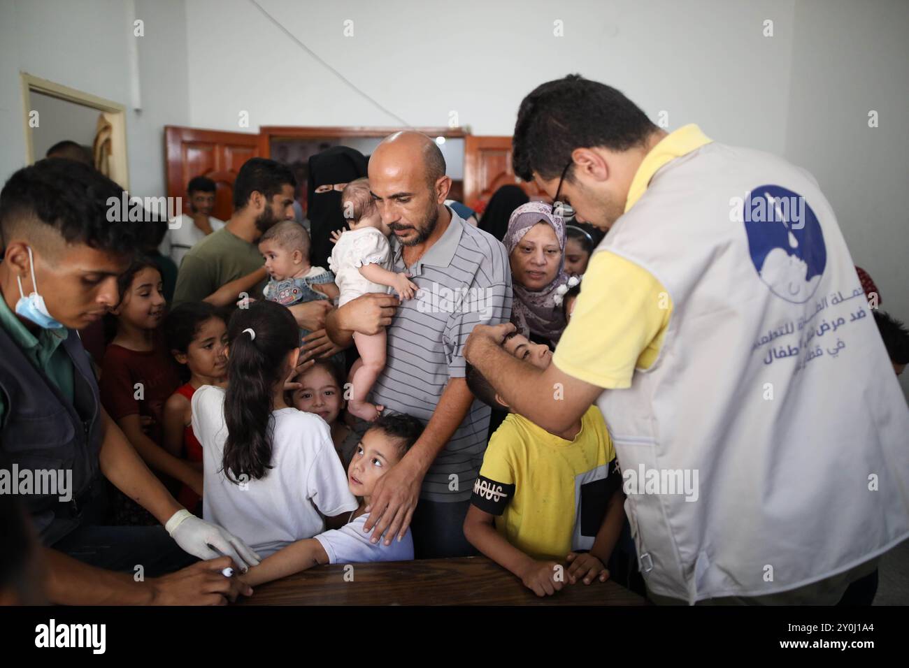 Al Maghazi Flüchtlingslager. September 2024. Ein Gesundheitspersonal ...