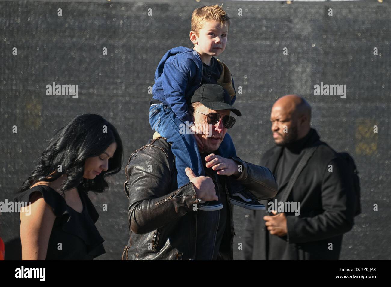 Elon Musk trägt seinen Sohn X Æ A-XII, alias X, als er vor dem Super ...