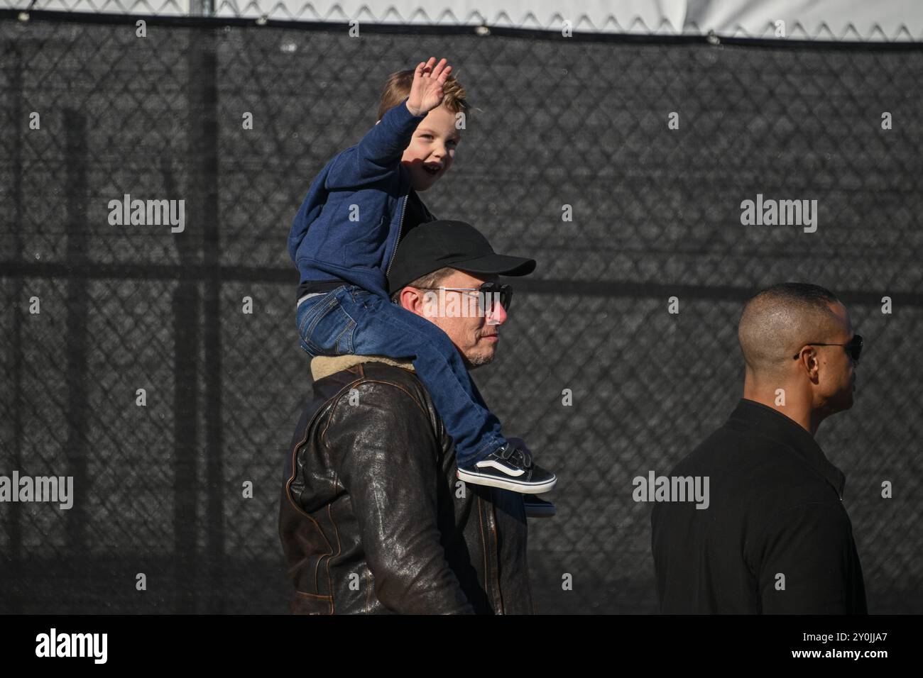 Elon Musk trägt seinen Sohn X Æ A-XII, alias X, als er vor dem Super ...