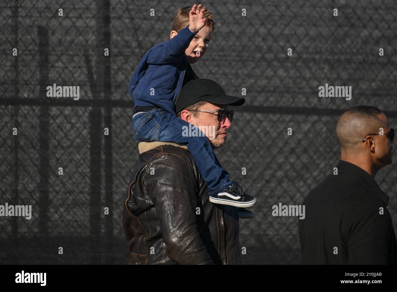 Elon Musk trägt seinen Sohn X Æ A-XII, alias X, als er vor dem Super ...