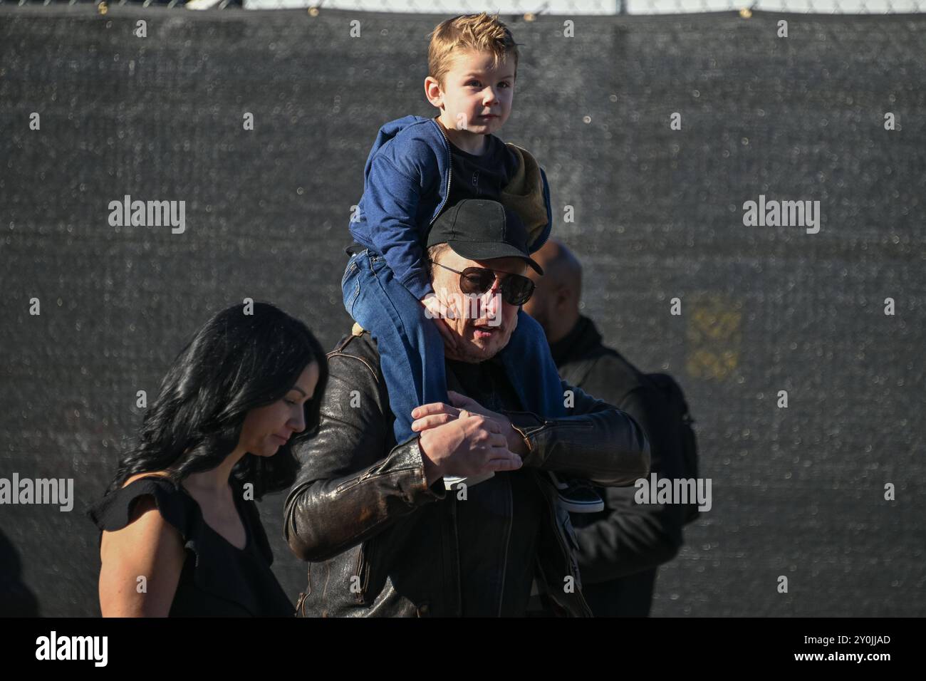 Elon Musk trägt seinen Sohn X Æ A-XII, alias X, als er vor dem Super ...