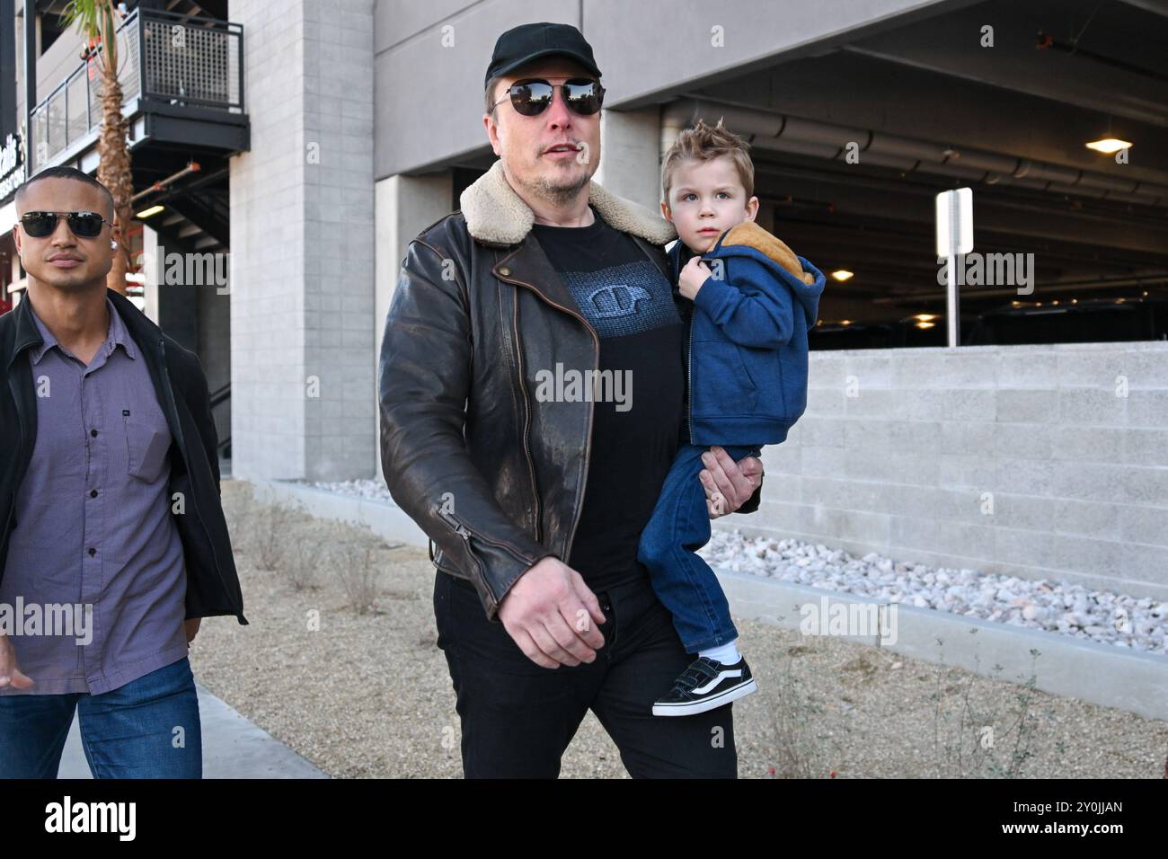 Elon Musk trägt seinen Sohn X Æ A-XII, alias X, als er vor dem Super ...