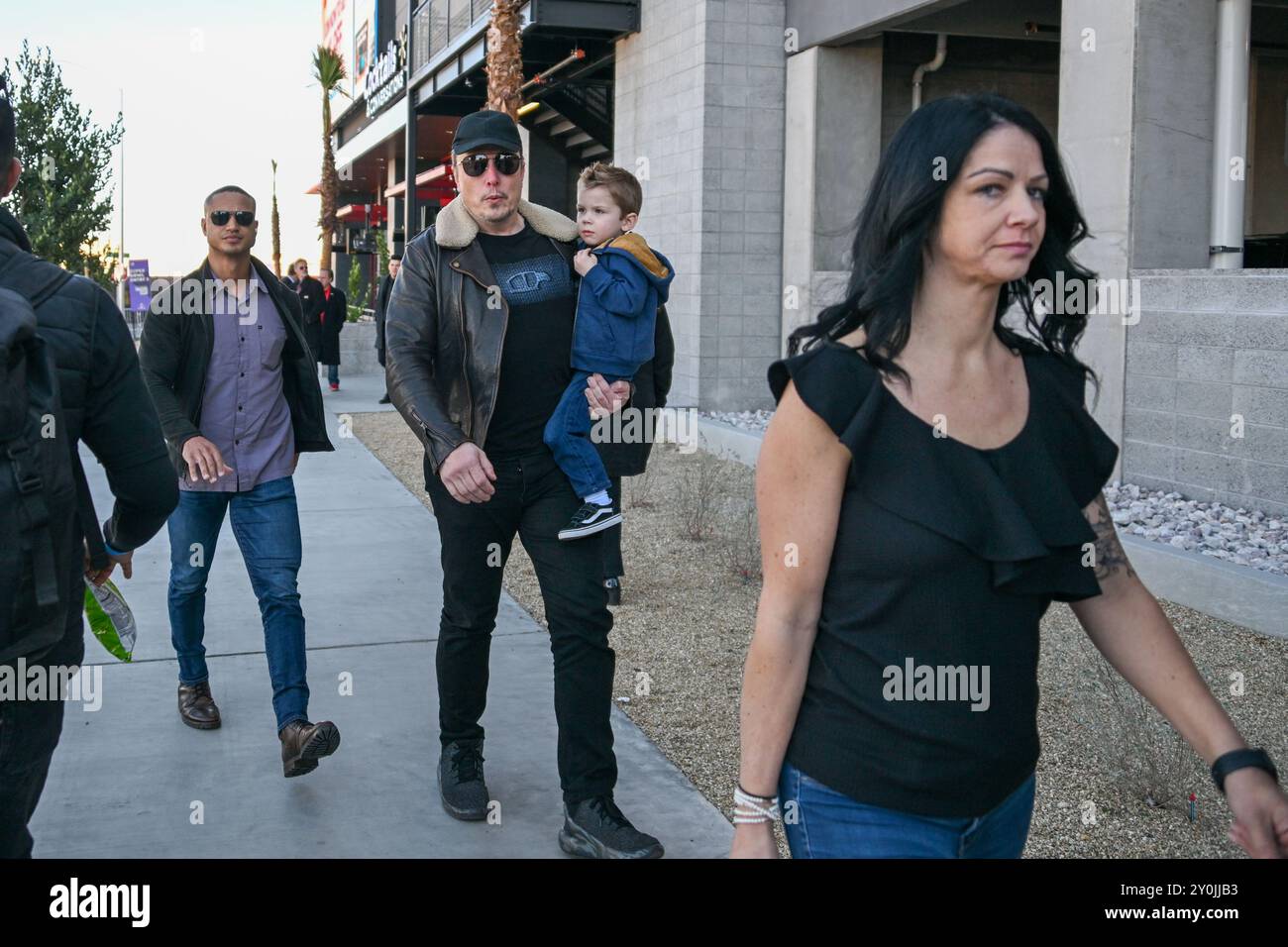 Elon Musk trägt seinen Sohn X Æ A-XII, alias X, als er vor dem Super ...