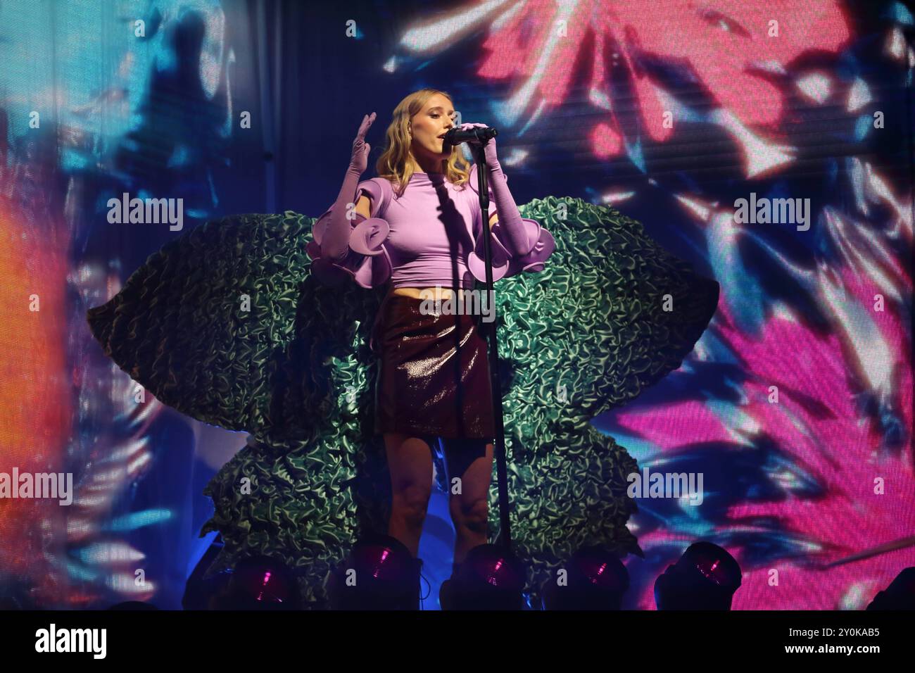 Lea-Marie Becker alias Lea bei einem Konzert in der Max-Schmeling-Halle ...