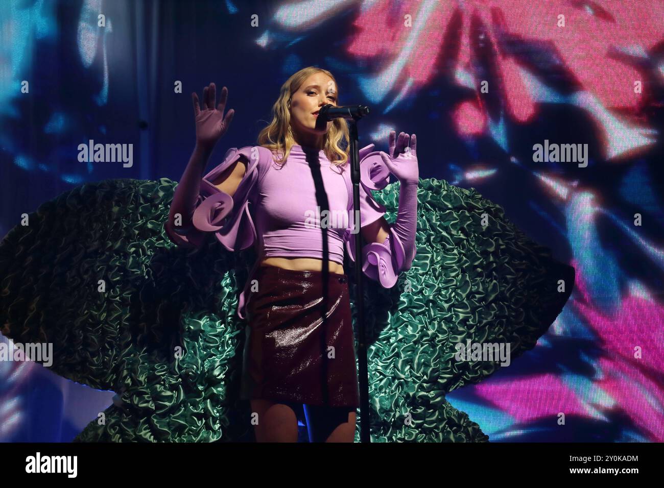Lea-Marie Becker alias Lea bei einem Konzert in der Max-Schmeling-Halle ...