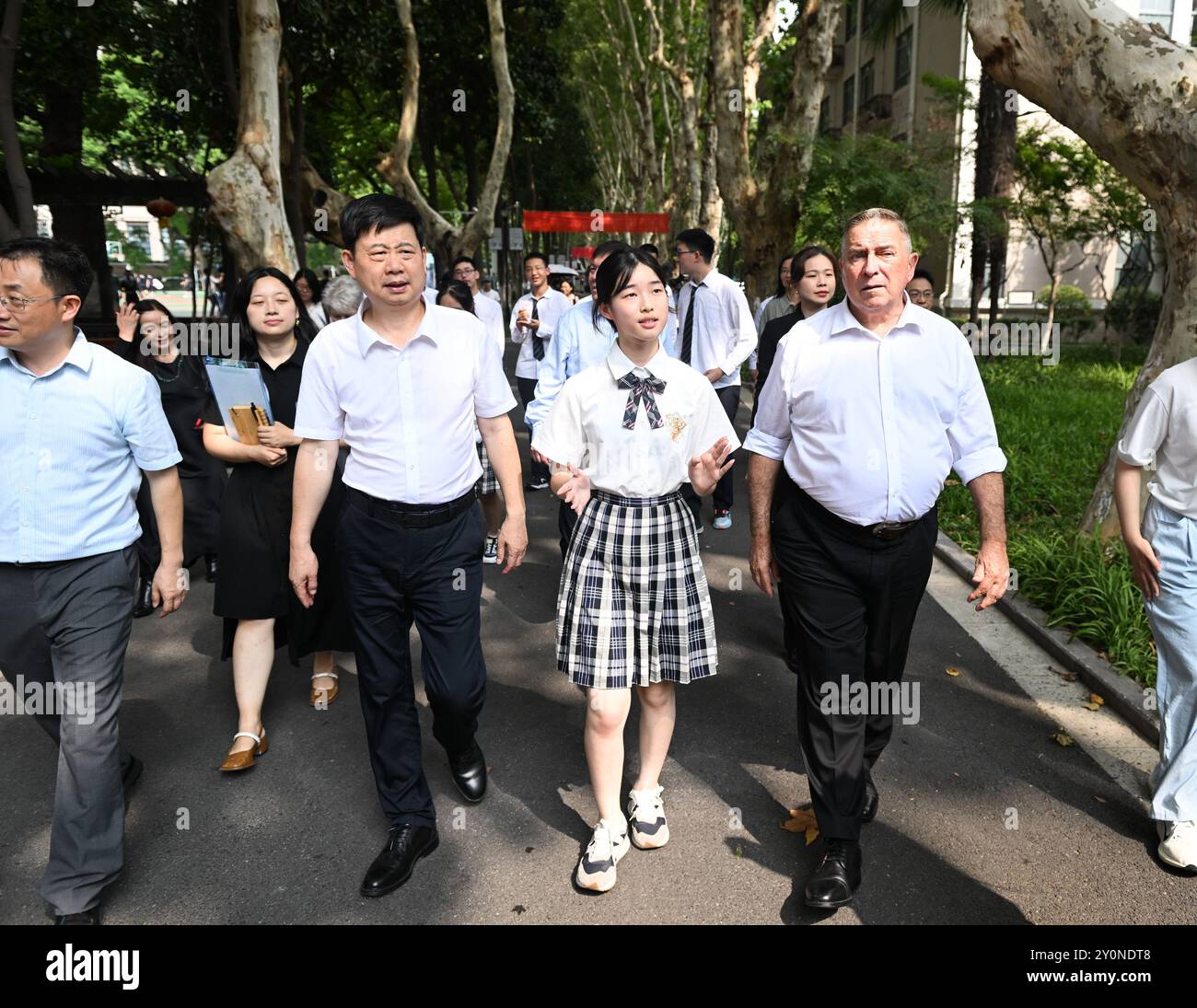 (240903) -- NANJING, 3. September 2024 (Xinhua) -- Jeffrey Greene (R, Front), Vorsitzender der ...