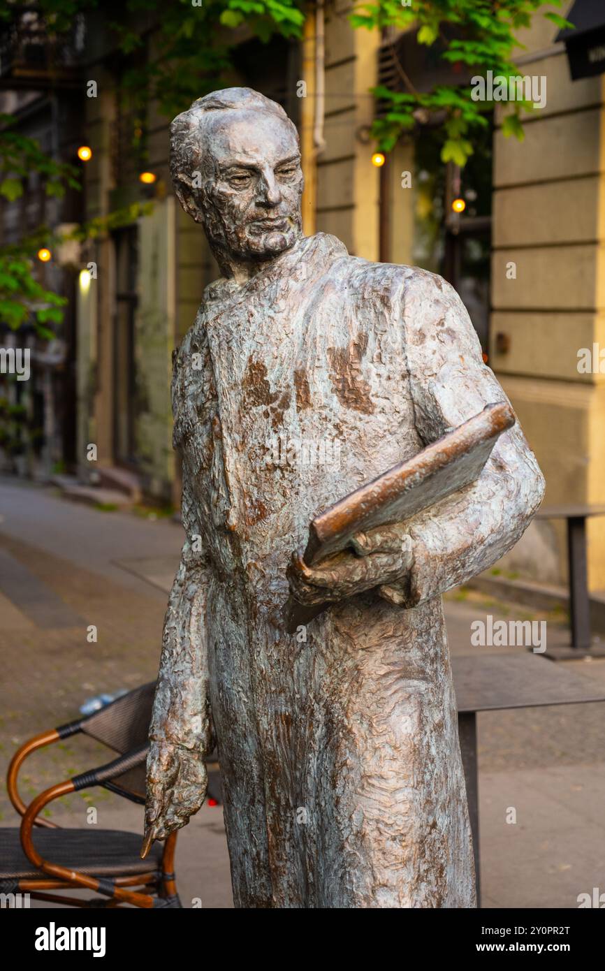 Die Statue von Aleksandar Deroko steht in einer Belgrader Straße und ...