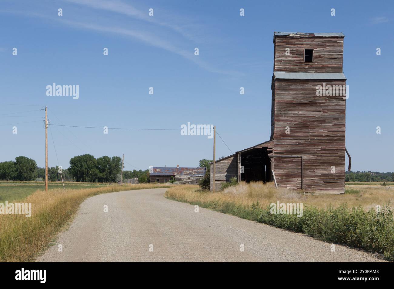 Verlassener Getreideaufzug verfällt entlang der ehemaligen Route der ...