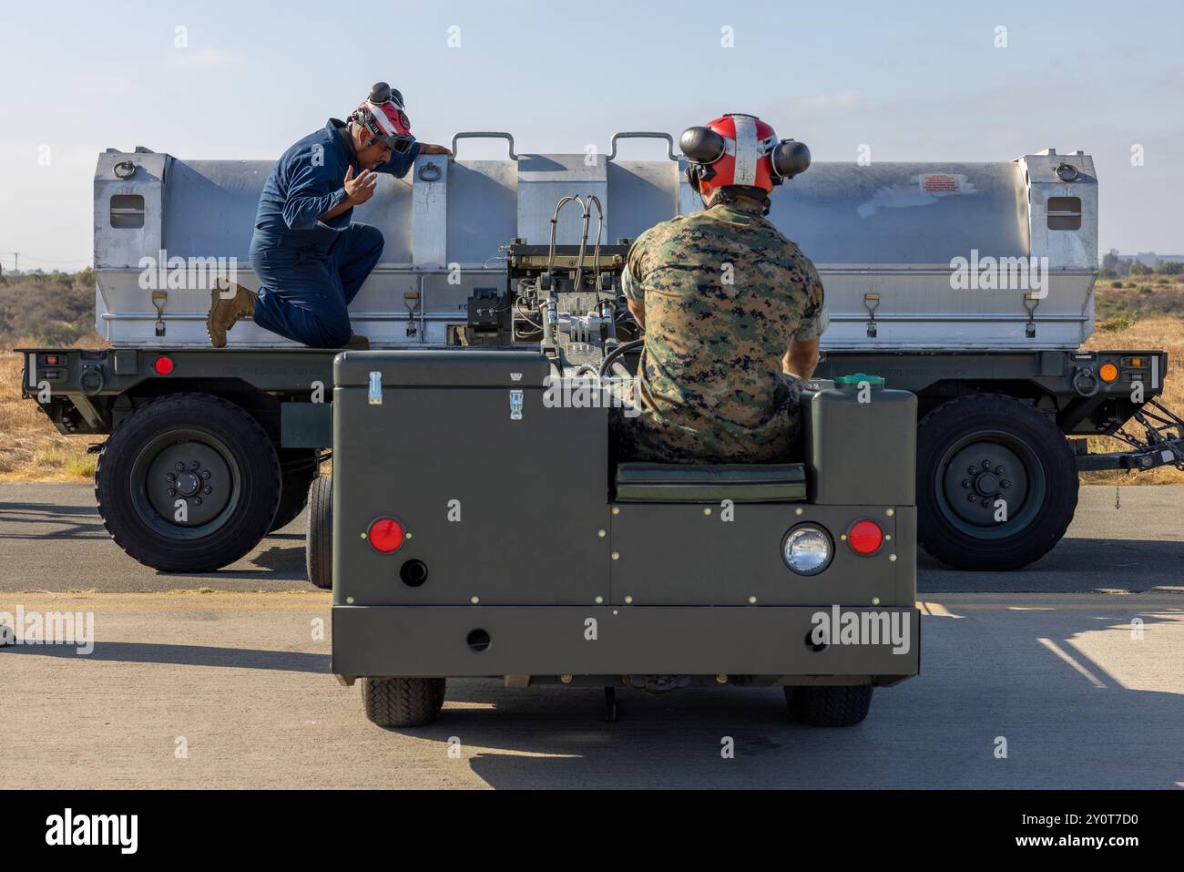 Danny Santelmo, Linke, und Joseph Odo, beide Flugzeugtechniker der ...