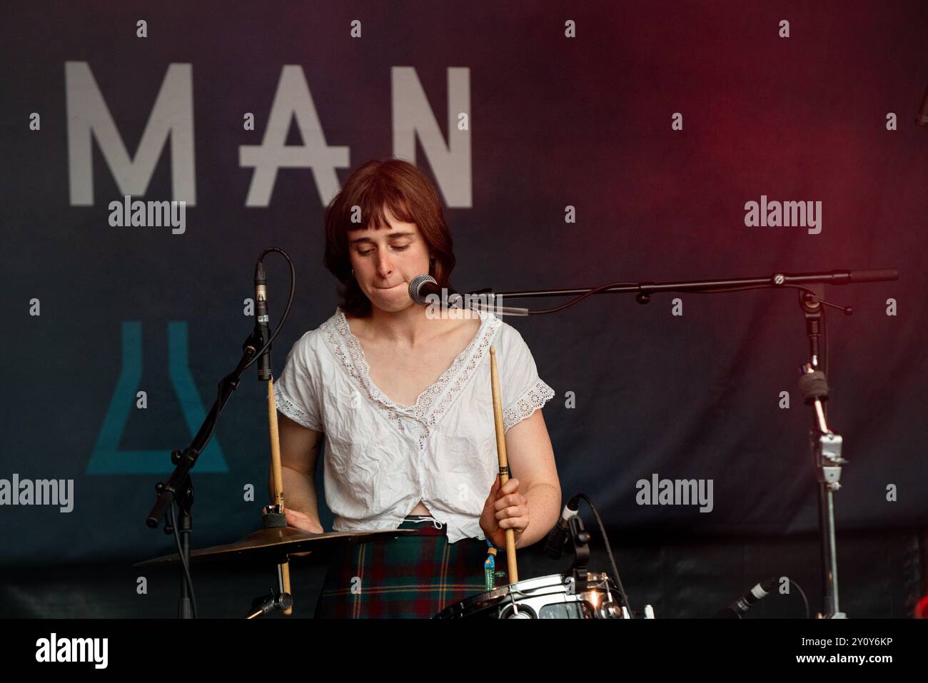 THE NEW EVES, CONCERT, 2024: Ella Russell von der Band The New Eves ...