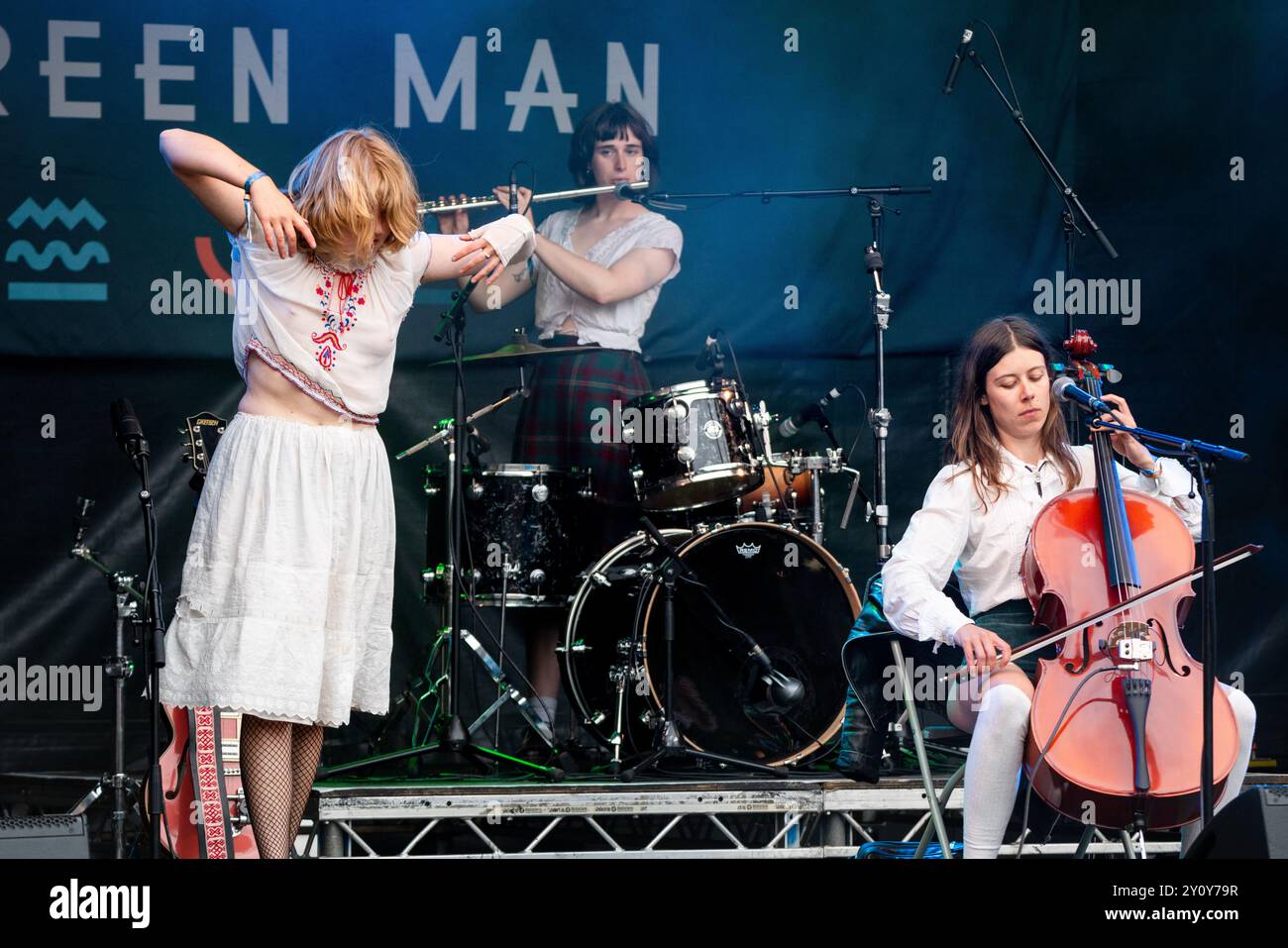 THE NEW EVES, CONCERT, 2024: Violet Farrer Dancing, Ella Russell Flöte und Nina Winder-Lind ...