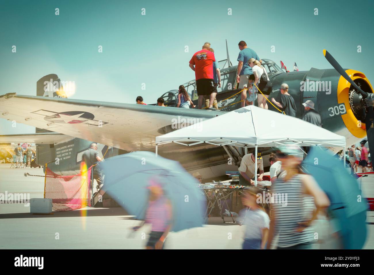 Die Fans der Airshow sehen das Cockpit von TBM Avenger auf der Legacy ...
