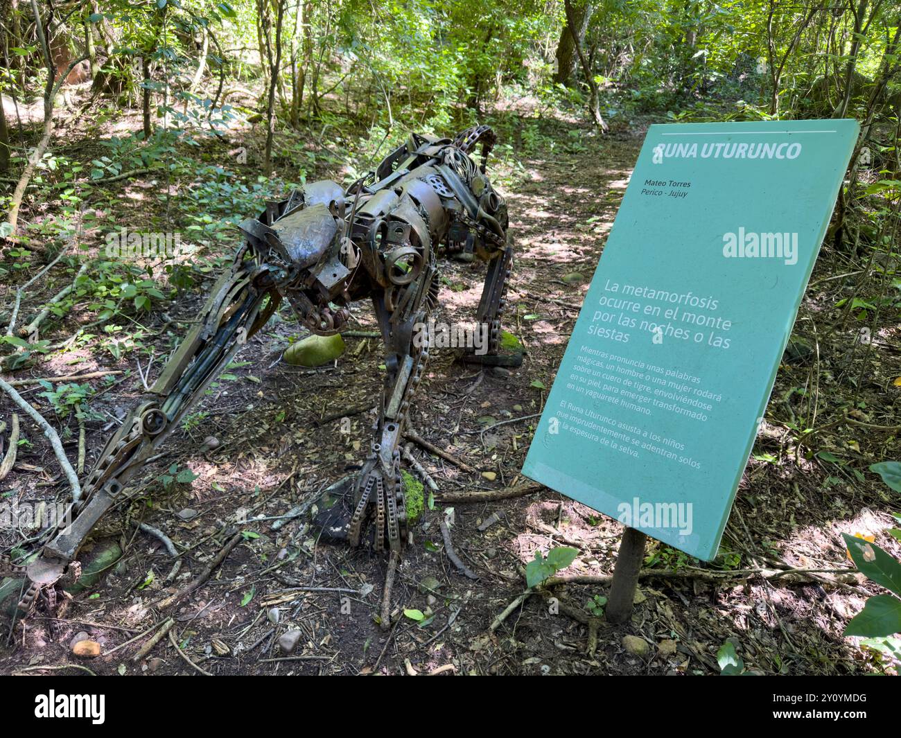 Metallskulptur eines Runa Uturunco entlang eines Weges im Calilegua ...