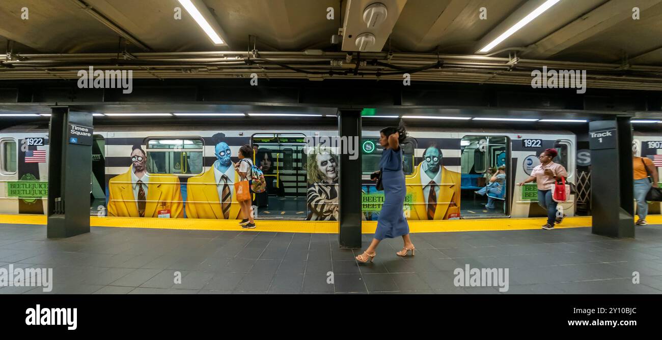 Der Times Square Shuttle in der New Yorker U-Bahn ist in Werbung für ...