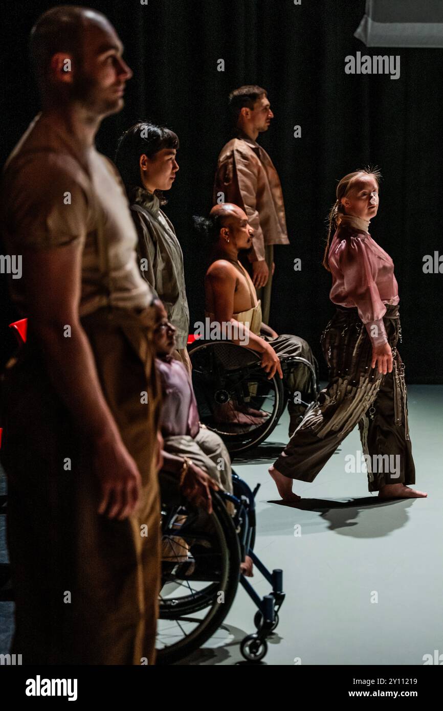 London, Großbritannien. September 2024. Kostümprobe für Living Fiction ...