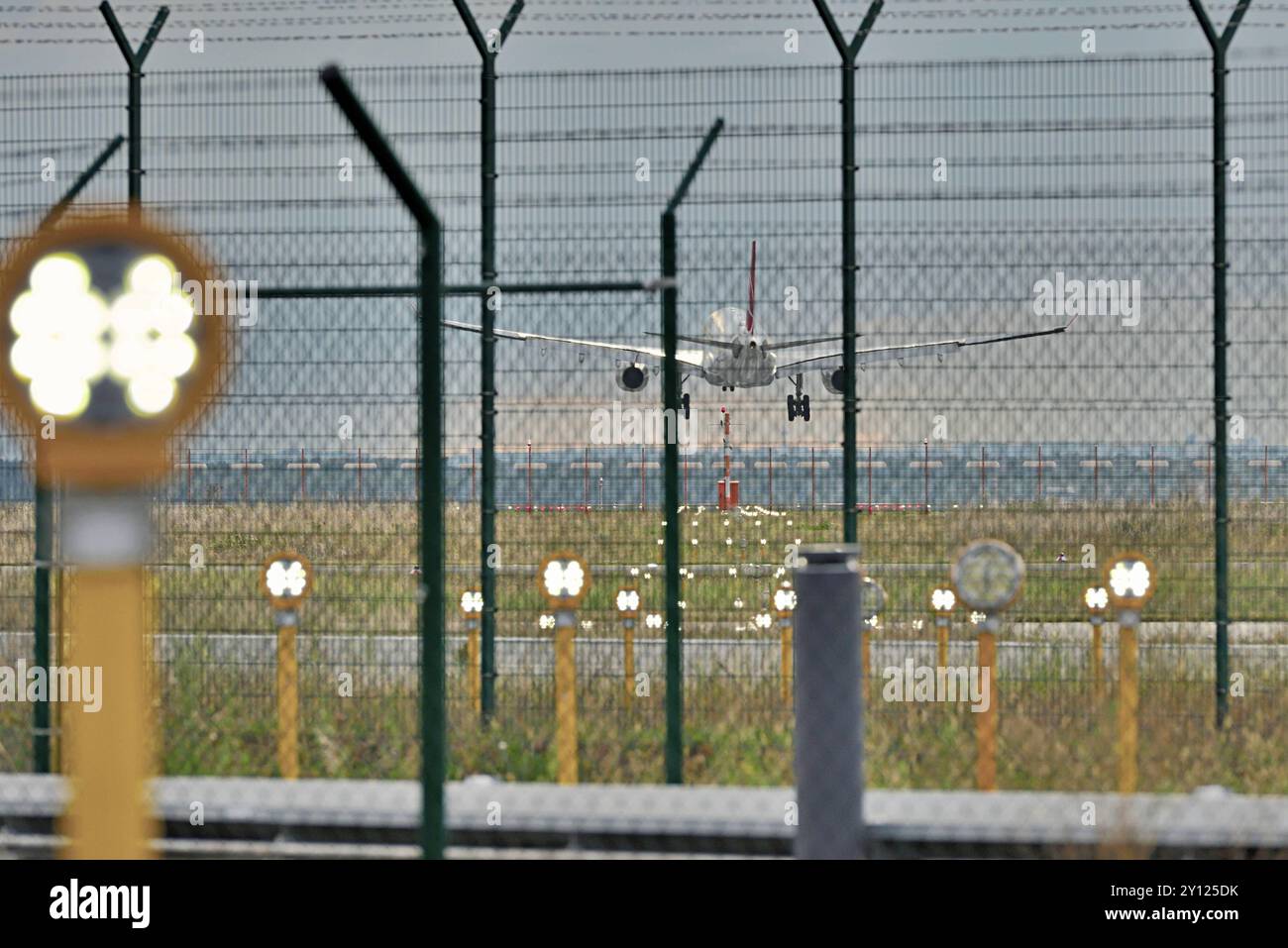 4.9.2024 Abschiebungssymbol. Abschiebeflug ein landendes Flugzeug ...