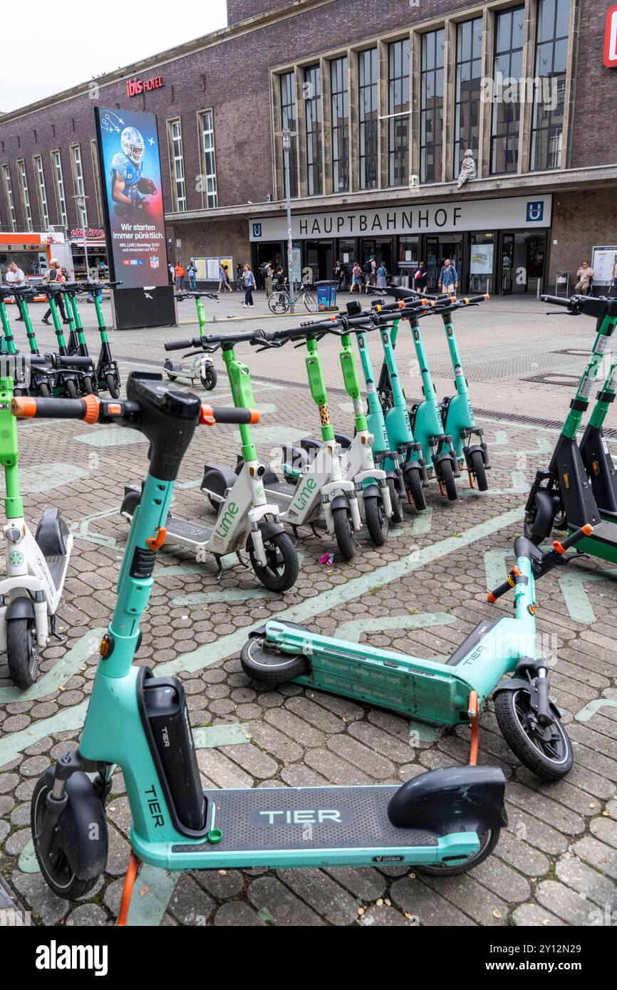 Auswiesene Sharingstationen, Abstellplatz für E-Scooter, Mietfahrräder, E-Roller, vor dem ...