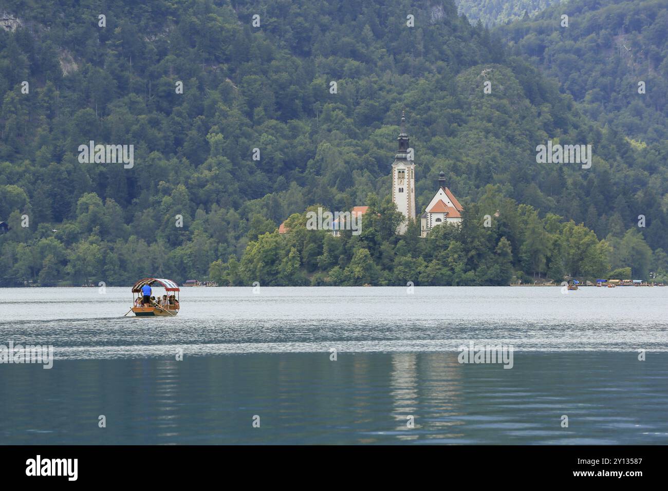 Bleder See mit traditionellem Boot. Schöner Bergsee im Sommer mit ...