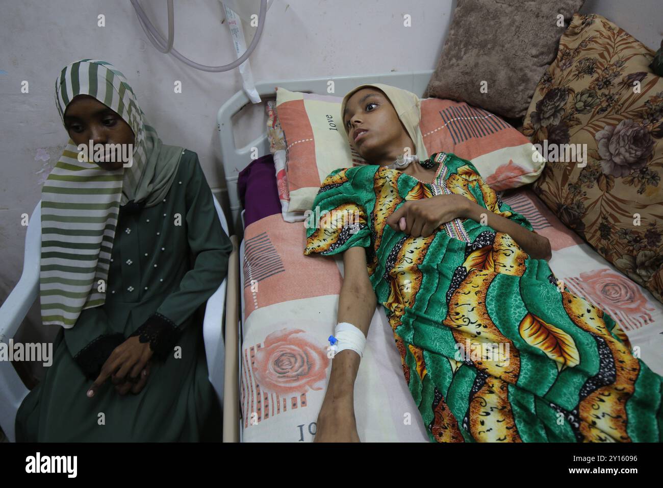 Das 17-jährige palästinensische Mädchen Bashayer Al-Abeed liegt auf dem Bett, das im Al-Aqsa ...