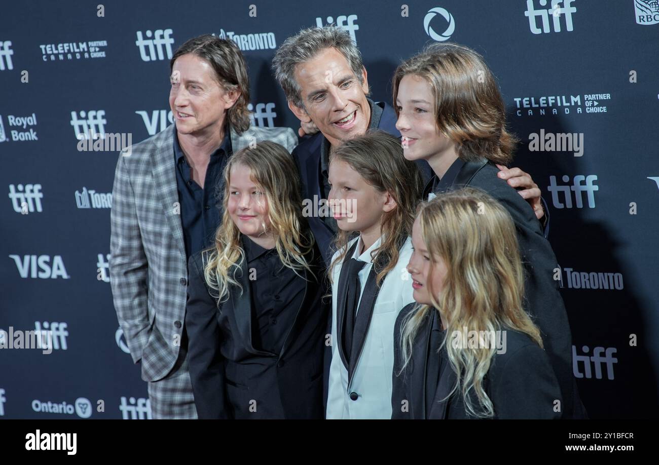 Ben Stiller und die Jansan Family posieren den roten Teppich auf der ...
