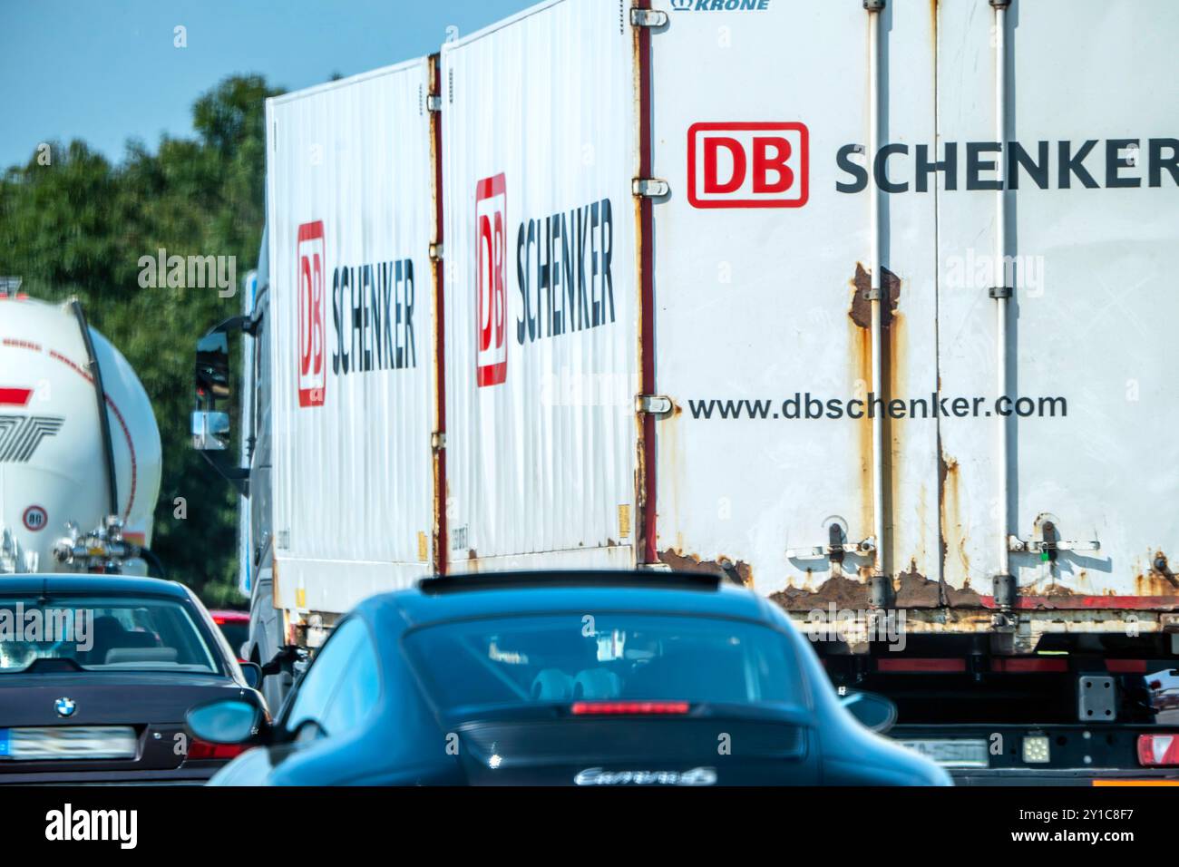 LKW der Spedition DB Schenker auf der Autobahn, München, September 2024 ...