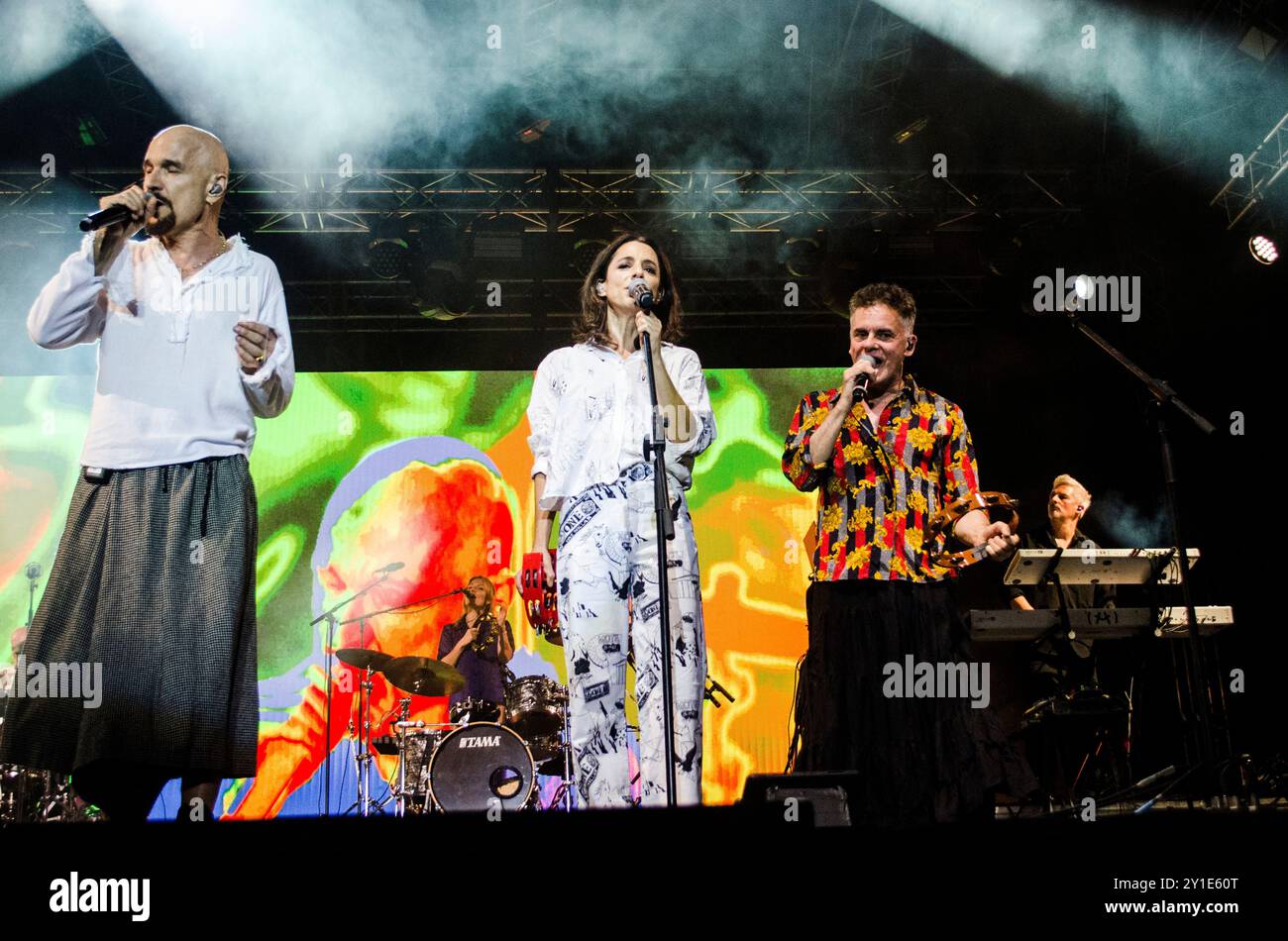 Tim Booth, Chloë Alper und Andy Diagram of James Performing am ...